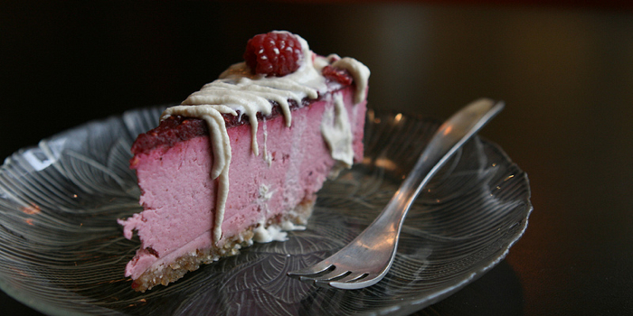 Recipe: Raw Raspberry Cheesecake - Chic Vegan